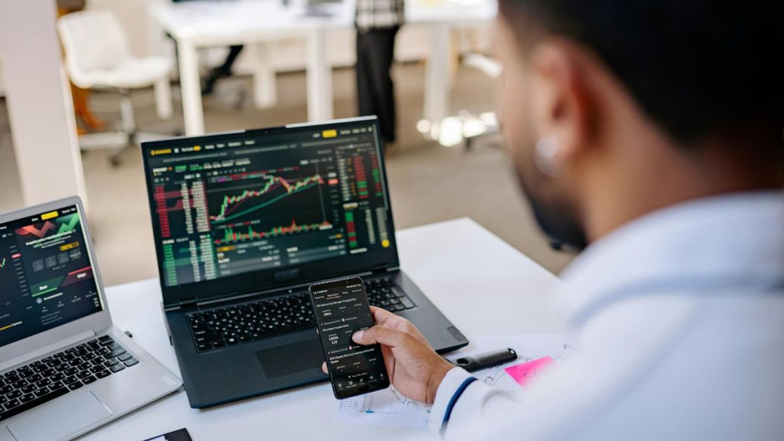 Fake ‘Gurus’ And Clone Apps In Pakistan’s Fintech Moment - How To