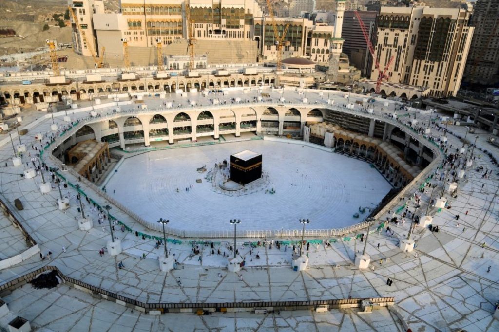 Rare Footage: Birds Perform Tawaf Around Holy Kaaba [Video] - Lens