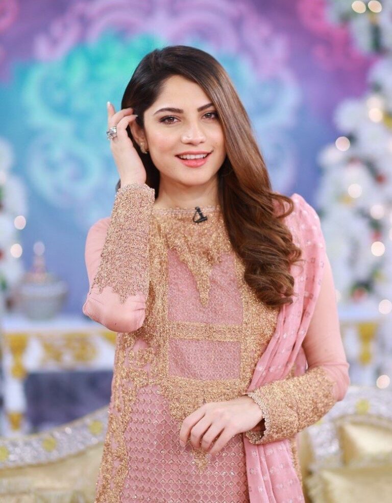 Neelam Muneer Plays To Her 'Desi' Looks In a Rose Gold Attire - Lens