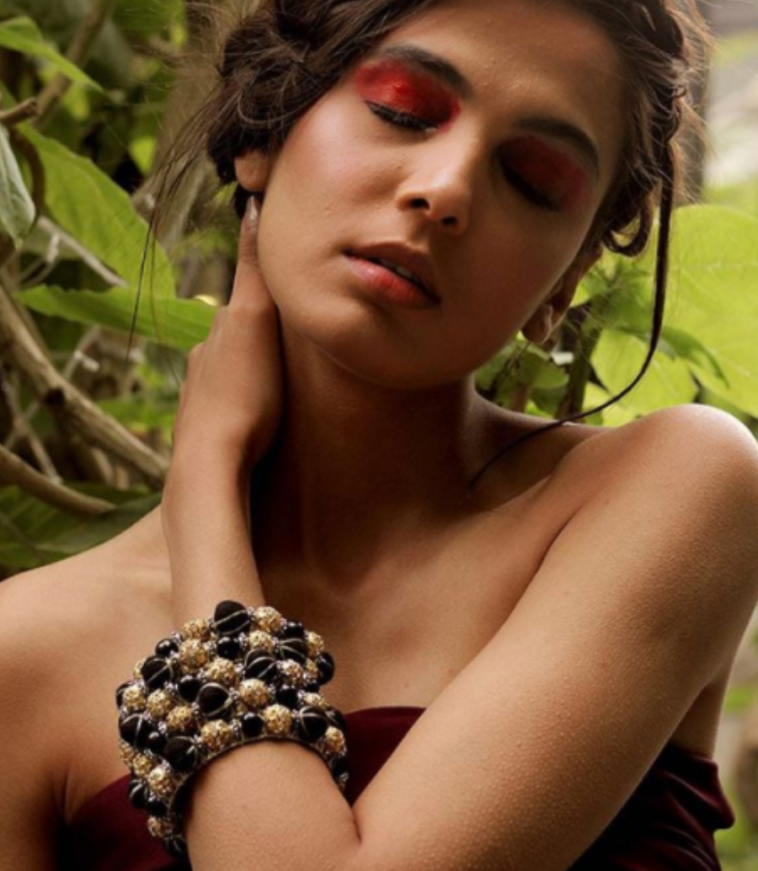 Mushk Kaleem is Effortlessly Gorgeous in Jewelry Photo shoot [Pictures ...