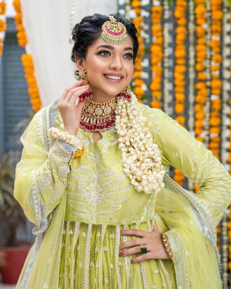 Sanam Jung Looks Ravishing for Anum Jung's Clothing Line [Pictures] - Lens
