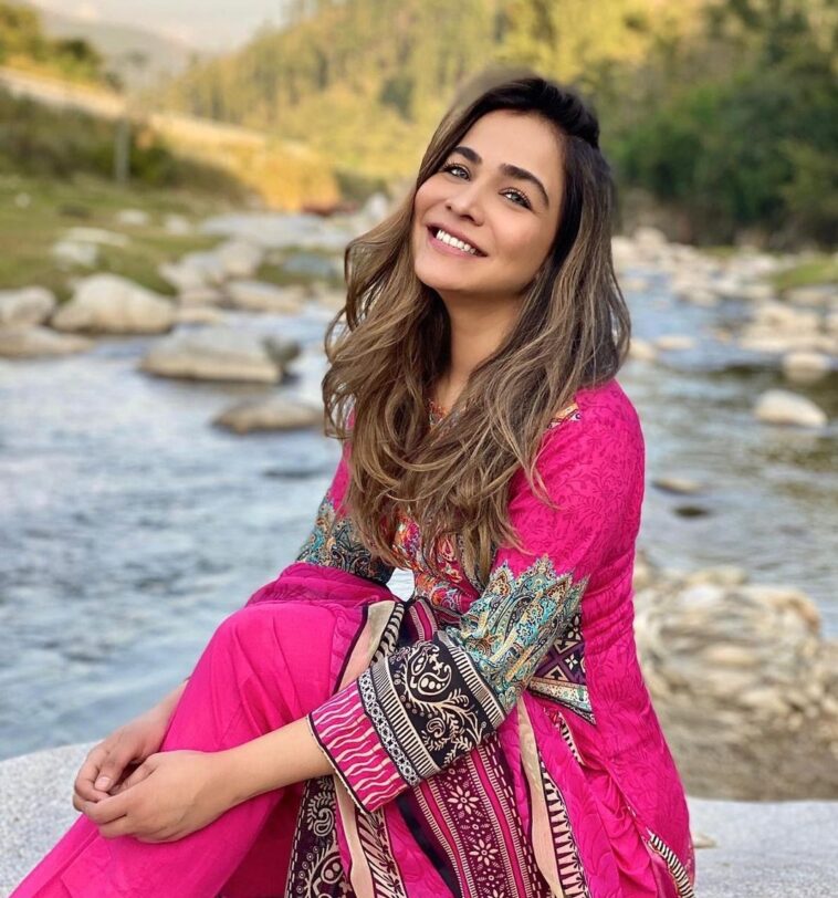 Humaima Malik Shows Us How To Rock Those Curls [Pictures] - Lens