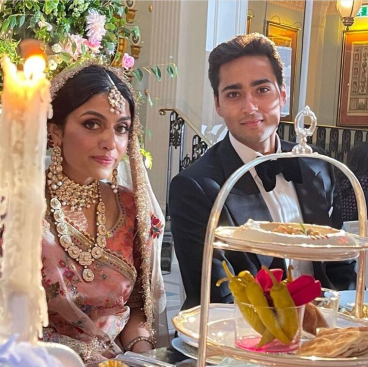 Junaid Safdar Croons 'Kya Hua Tera Wada' for Ayesha Saif at Their ...
