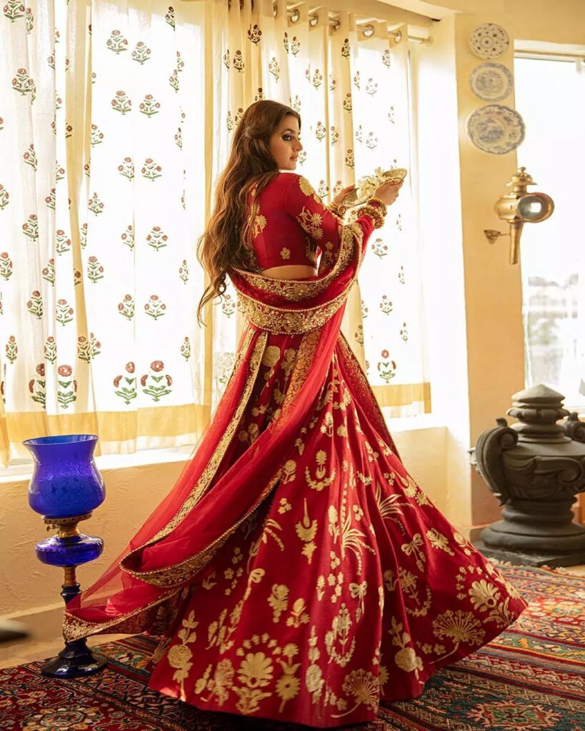 Hira Mani Pays Homage to the Traditional Bride [Pictures] - Lens
