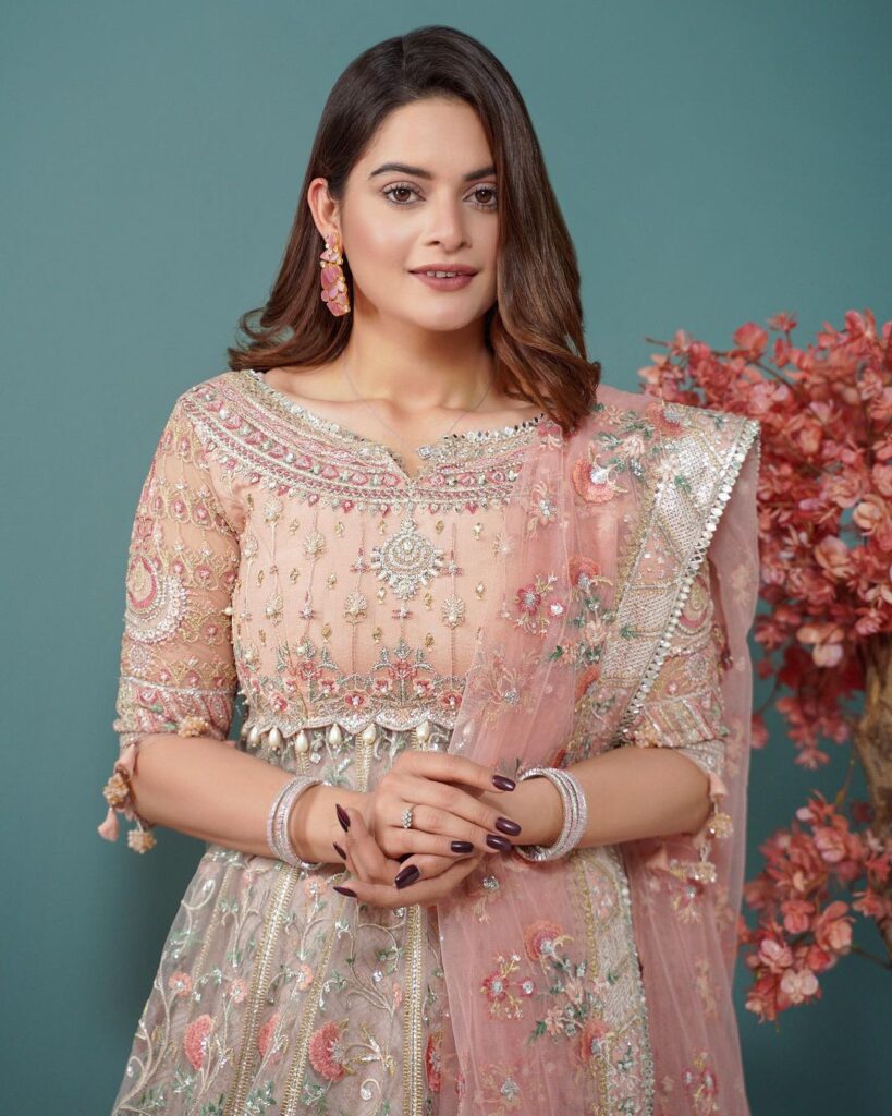 Minal Khan Is a Stunner In Soft Pink Attire [Pictures] - Lens