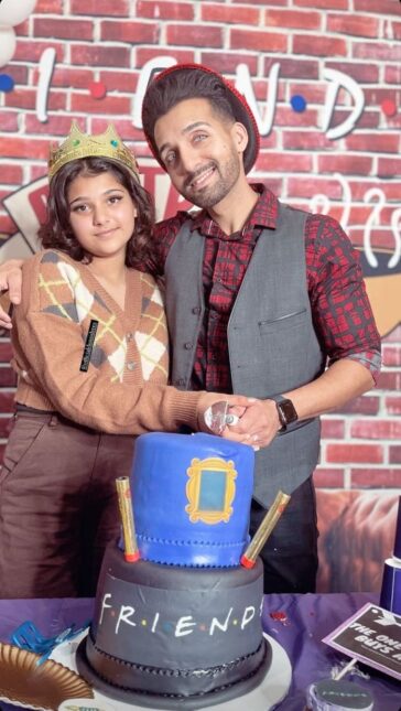 Sham Idrees Celebrates Birthday In a 'FRIENDS' Themed Party - Lens