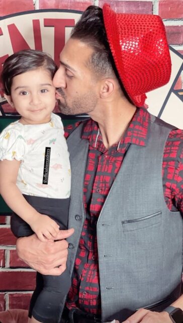 Sham Idrees Celebrates Birthday In a 'FRIENDS' Themed Party - Lens