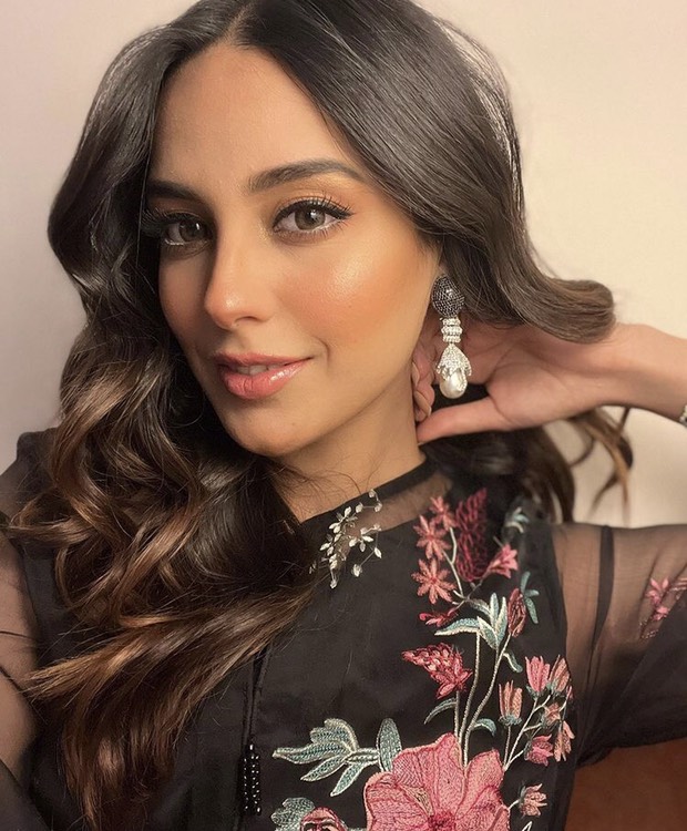 Iqra Aziz Is Effortlessly Beautiful In a Black Attire - Lens
