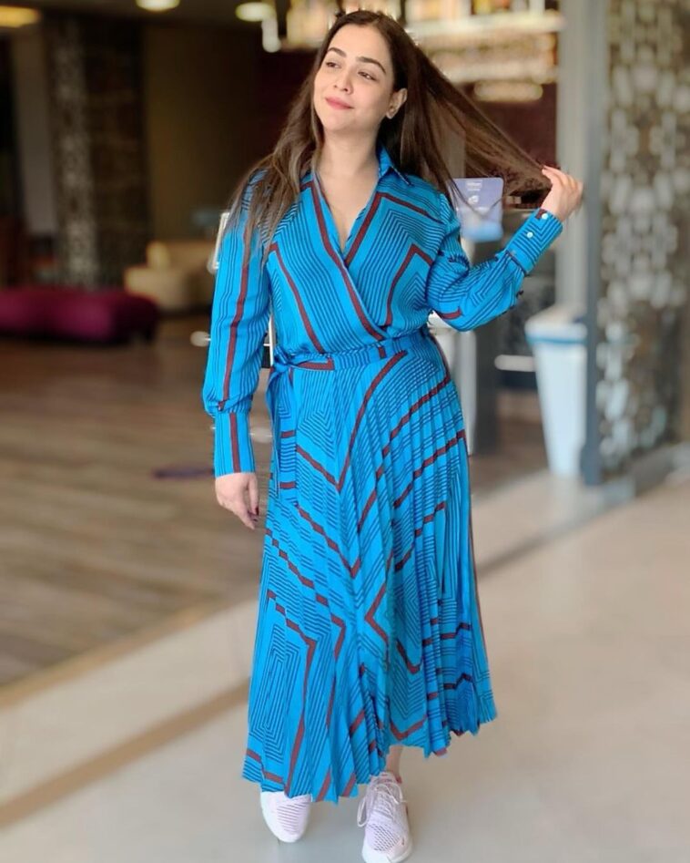 Humaima Malick Rocks a Breezy Blue Dress In Turkey [Pictures] - Lens