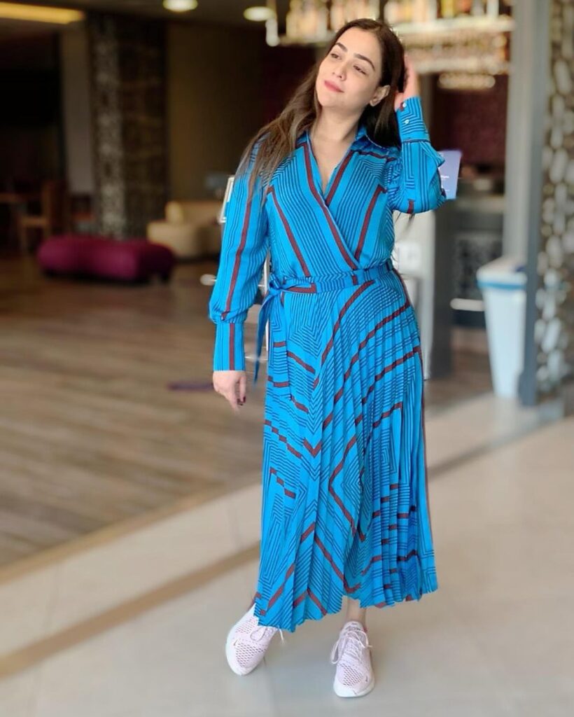 Humaima Malick Rocks a Breezy Blue Dress In Turkey [Pictures] - Lens
