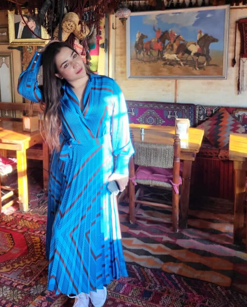 Humaima Malick Rocks a Breezy Blue Dress In Turkey [Pictures] - Lens