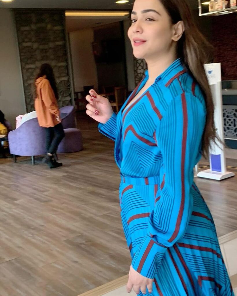 Humaima Malick Rocks a Breezy Blue Dress In Turkey [Pictures] - Lens