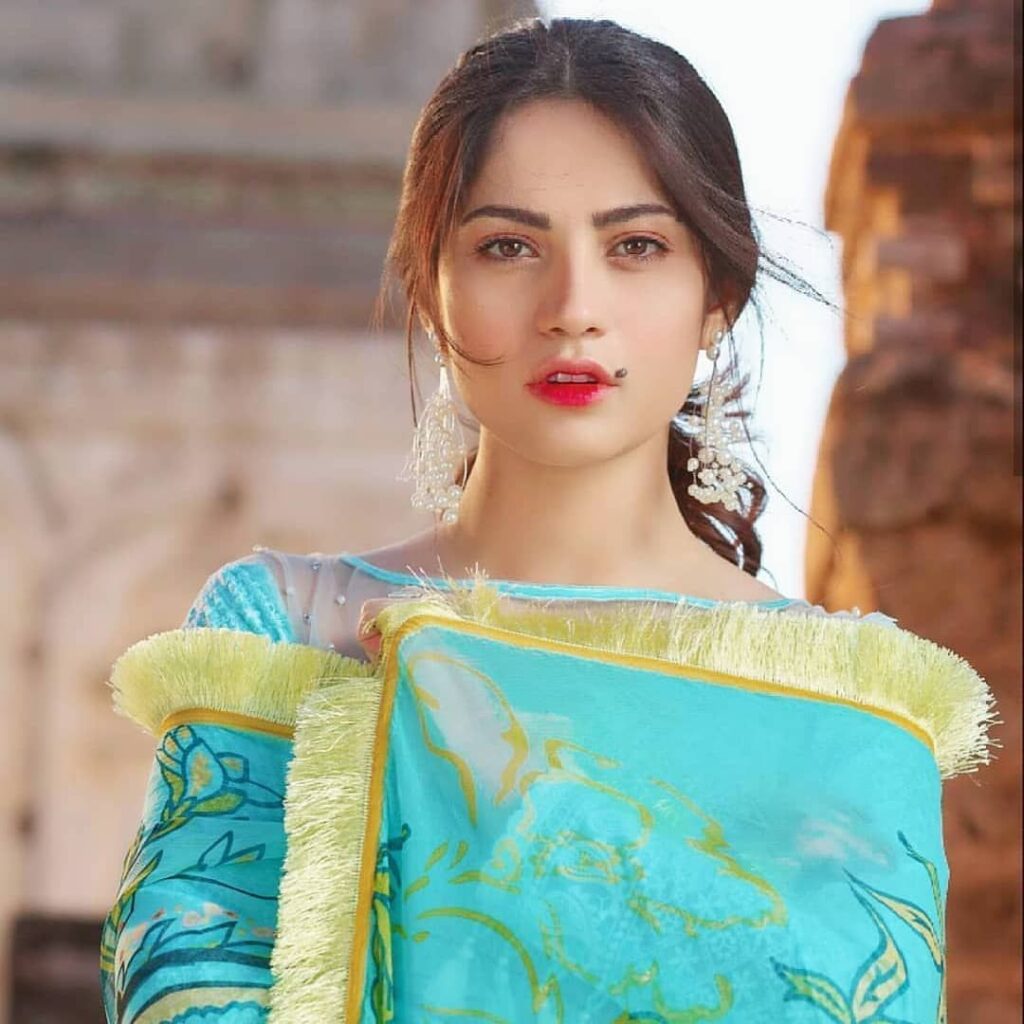 Neelum Munir Stuns In Gorgeous Mustard Pishwas [Pictures] - Lens
