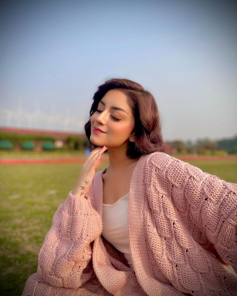 Alizeh Shah Pulls Off A Casual Look In Pink - Lens