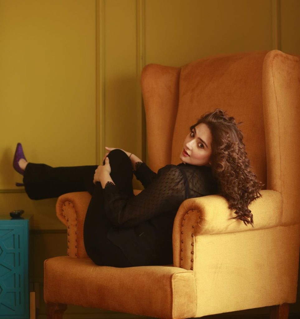 Dur-e-Fishan Saleem Turns Up The Heat In Haute Black Attire - Lens