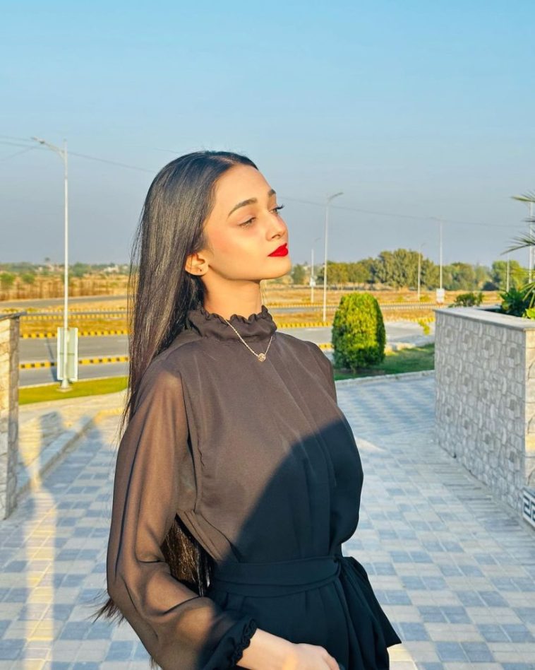 Viral ‘Mera Dil Yeh Pukaray Aja’ Girl Stuns in Sun-Kissed Photos ...