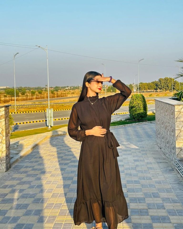 Viral ‘Mera Dil Yeh Pukaray Aja’ Girl Stuns in Sun-Kissed Photos ...