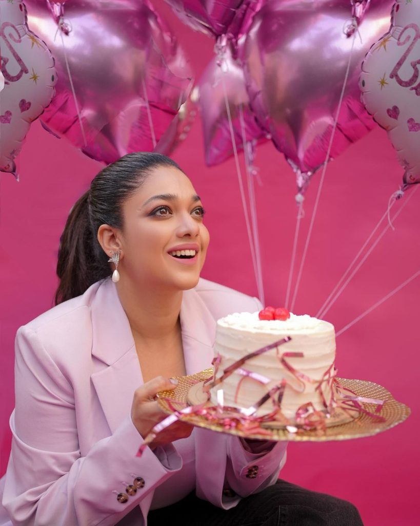 Sanam Jung — Age, Husband, Sisters, Drama List, Instagram, Pics, and More
