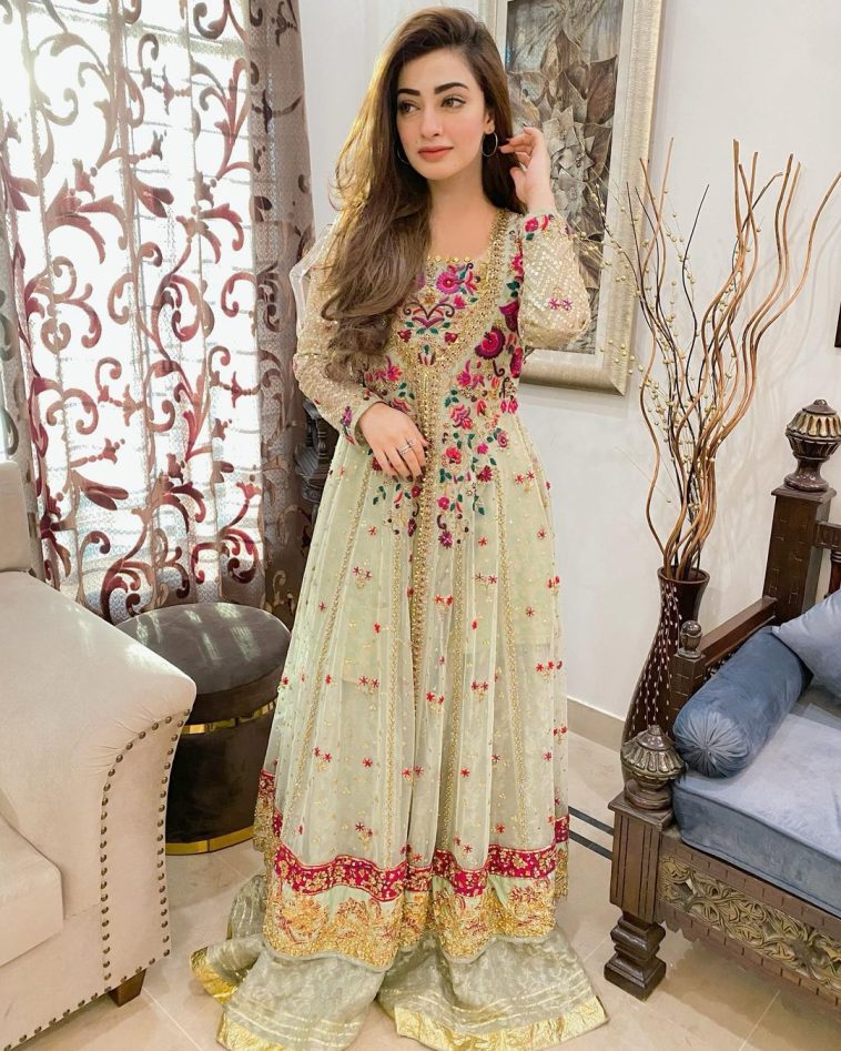 Nawal Saeed Looks Breathtaking in Dazzling Floral Pishwas [Pictures] - Lens