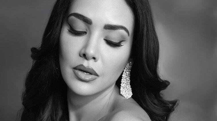 Esha Gupta Leaves Fans Gushing Over Her Monochrome Portraits [Pictures ...