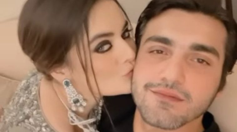 Minal Khan and Ahsan Mohsin Share Picture From Beach While Kissing - Lens