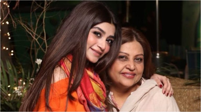 Zoya Nasir Shares Lovely Pictures With Her Mother From a Family Wedding ...