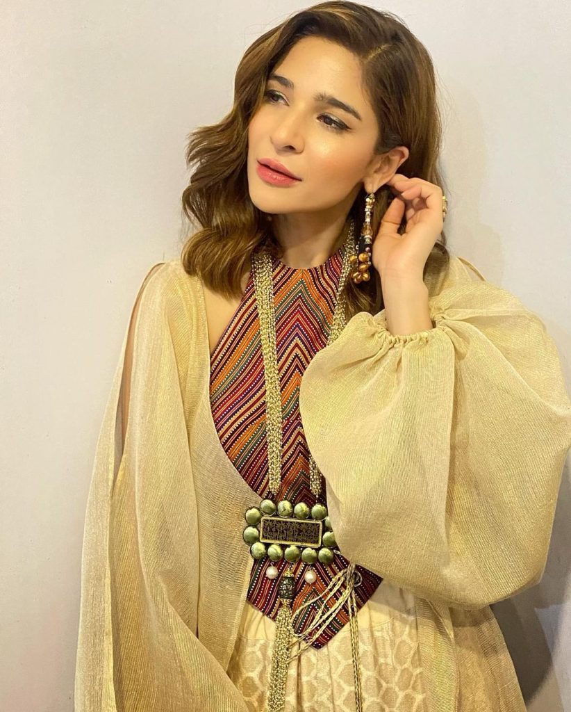 Ayesha Omar Proves Why She is a Style Icon in Quirky Outfit [Pictures ...