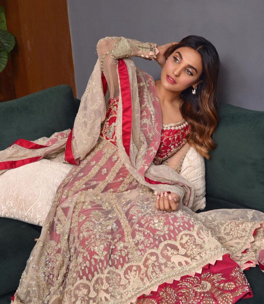Amna Ilyas Sets Hearts Racing in Hot Black Saree - Lens