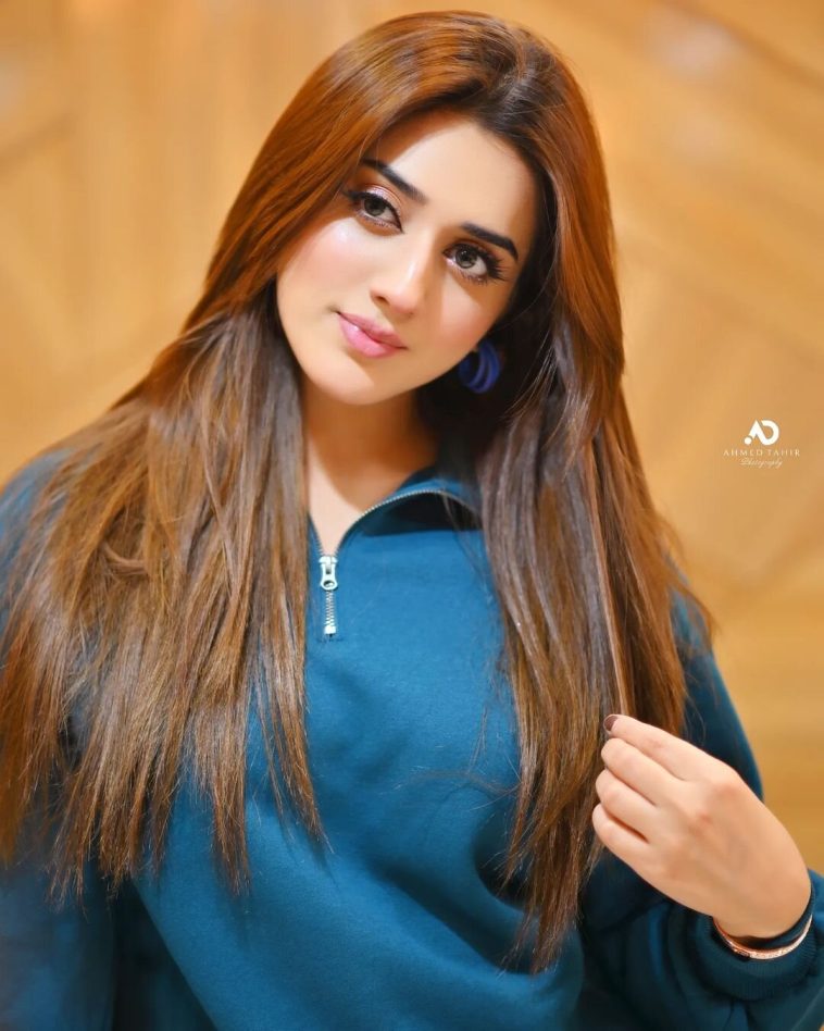 Jannat Mirza Casts a Magic Spell on Fans With Latest Active Wear ...