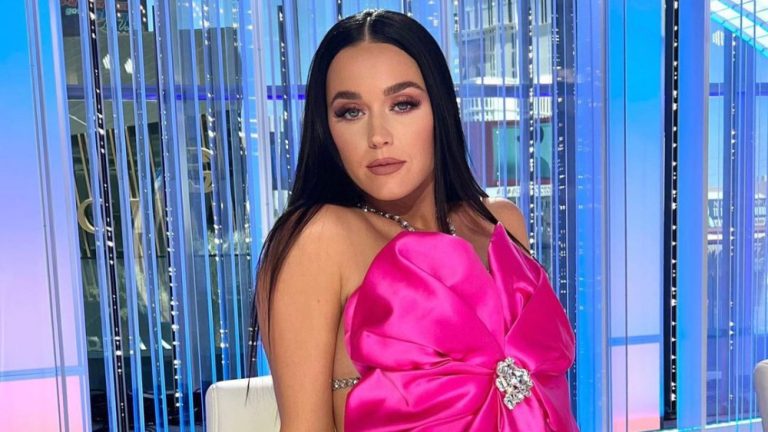 Katy Perry Goes Viral In An Eye-Catching Flower Top [Pictures] - Lens