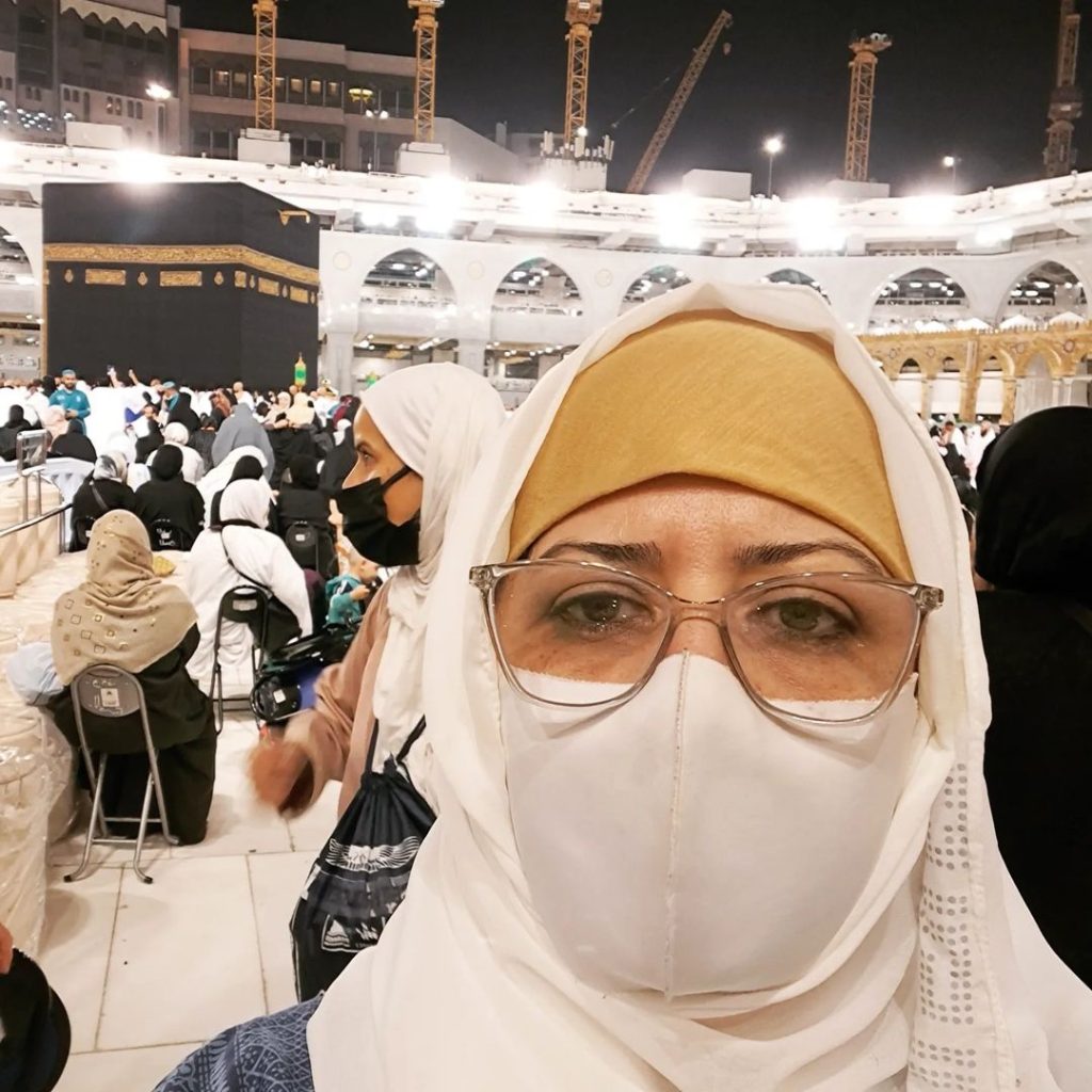 Atiqa Odho Takes Part in the Ghilaf-e-Kaaba Stitching During Umrah ...