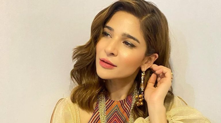 Ayesha Omar Proves Why She is a Style Icon in Quirky Outfit [Pictures ...