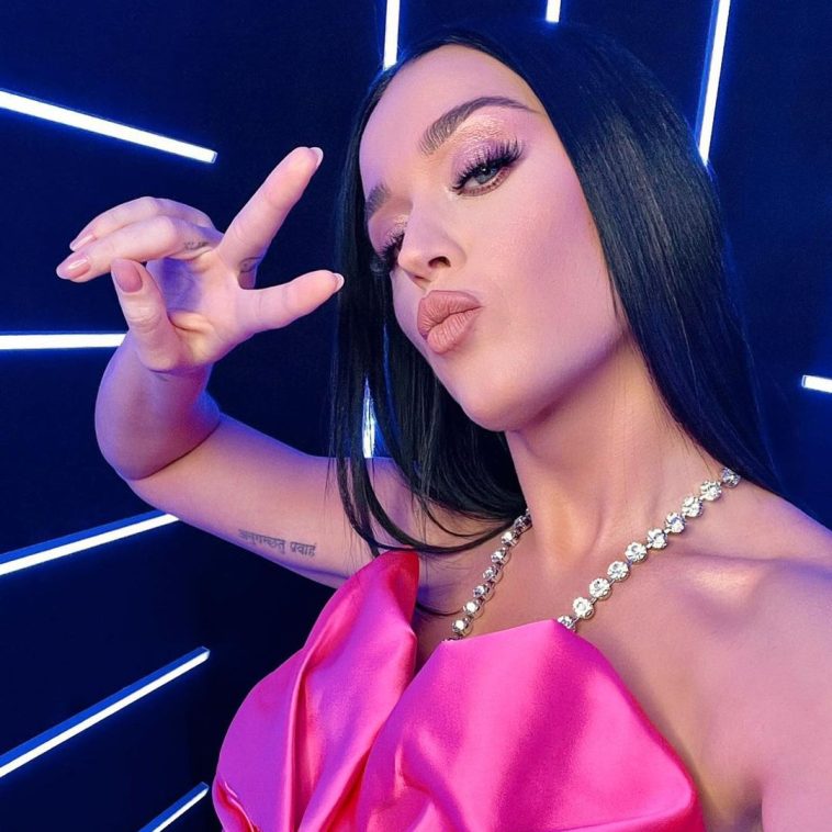 Katy Perry Goes Viral In An Eye-Catching Flower Top [Pictures] - Lens