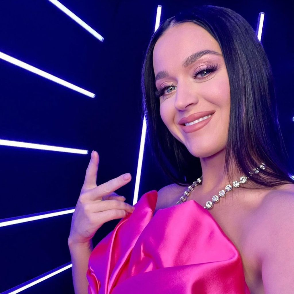 Katy Perry Goes Viral In An Eye-Catching Flower Top [Pictures] - Lens