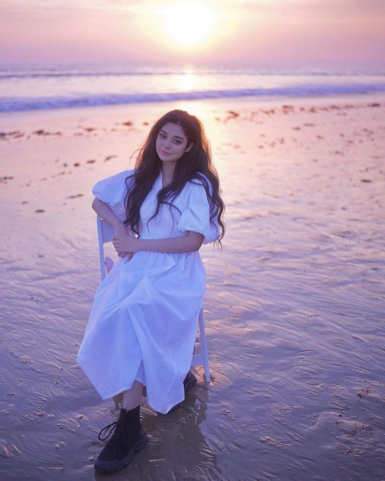 Noor Zafar Khan is Living Her Best Life at the Beach [Pictures] - Lens