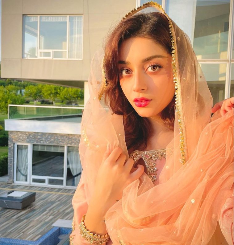 Alizeh Shah Gives Off Eid Vibes in Traditional Attire [Pictures] - Lens