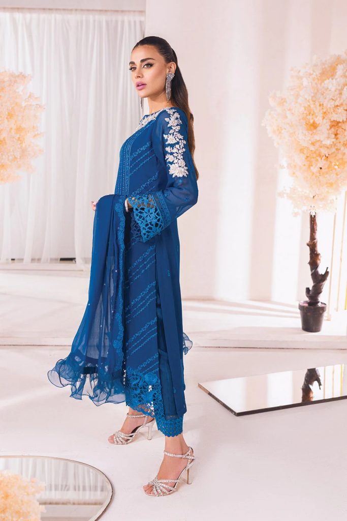Sadaf Kanwal Paints the World Blue in Festive Eid Jora [Pictures] - Lens