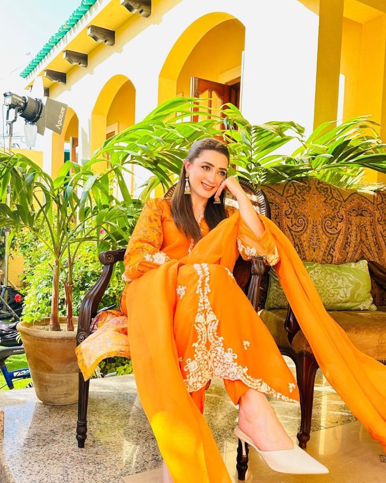 Momina Iqbal Is a Ray of Sunshine in cute Floral Outfit - Lens