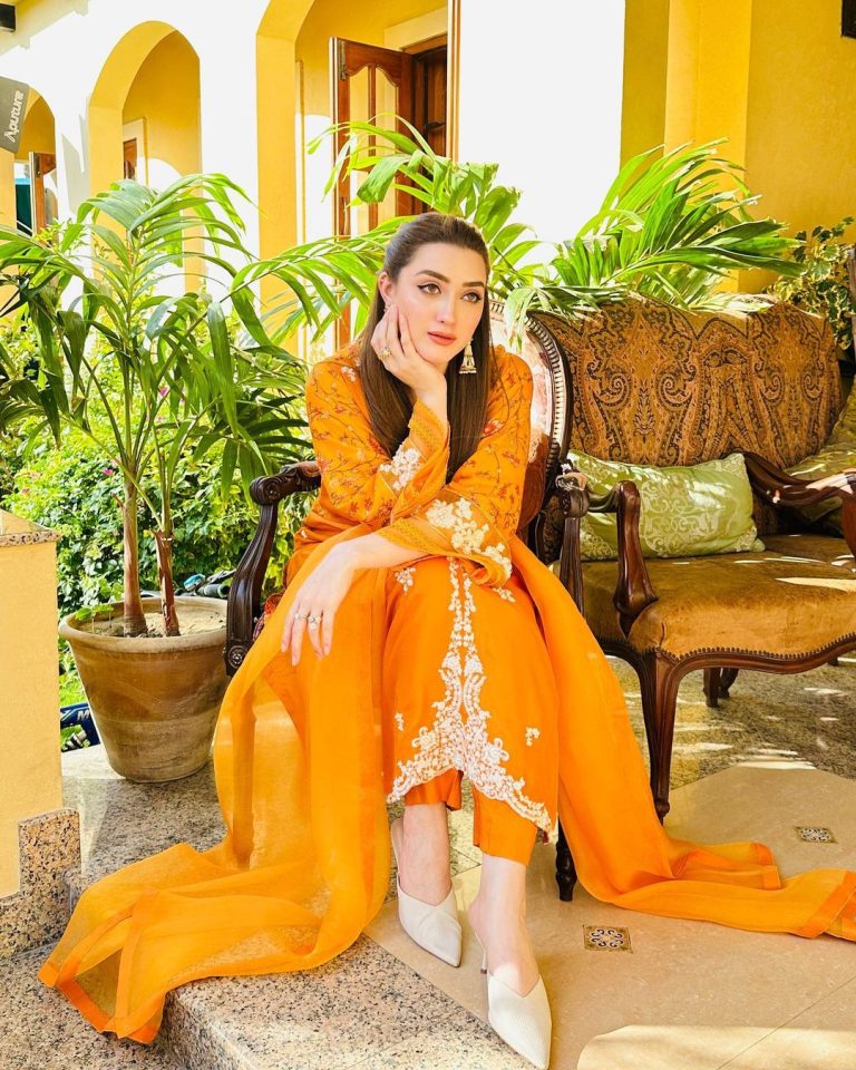 Momina Iqbal Is a Ray of Sunshine in cute Floral Outfit - Lens