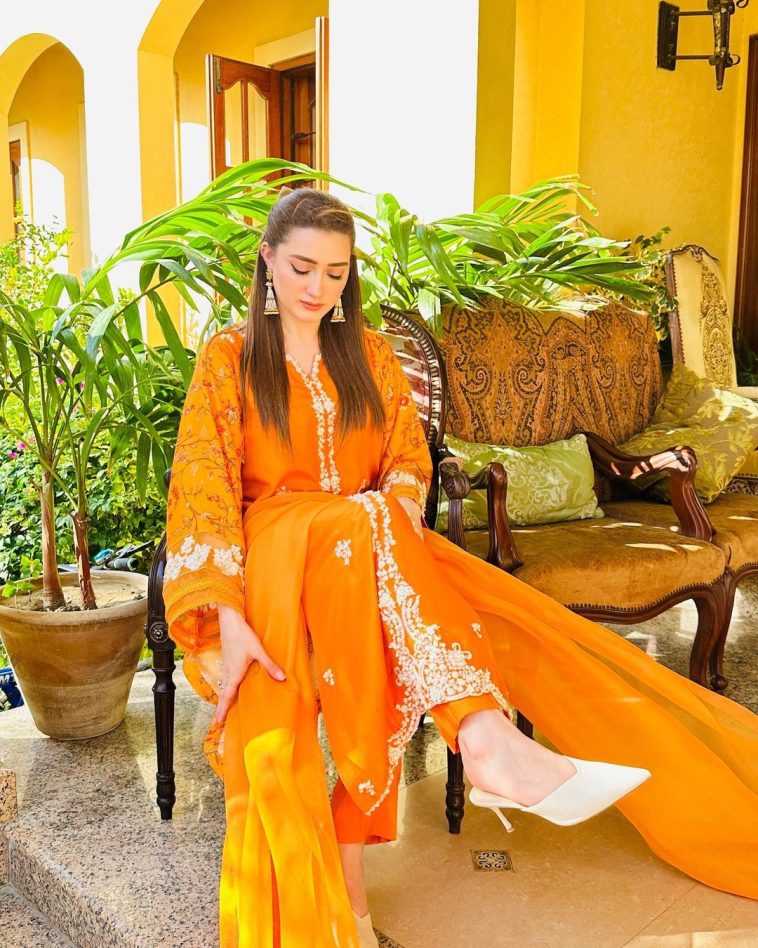 Momina Iqbal Is a Ray of Sunshine in cute Floral Outfit - Lens