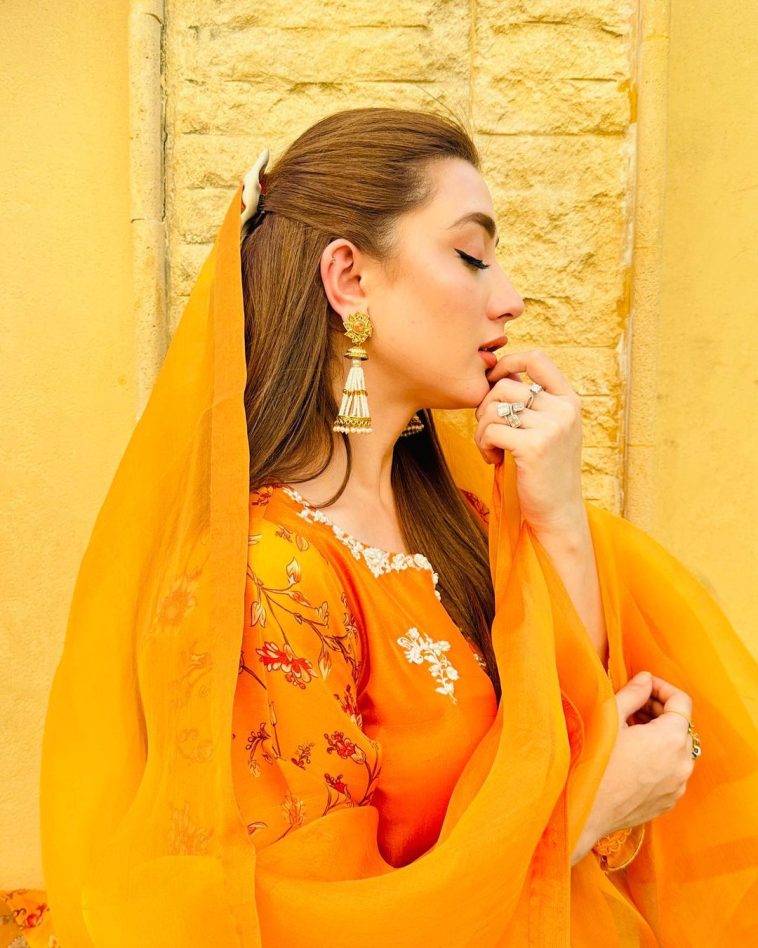 Momina Iqbal Is a Ray of Sunshine in cute Floral Outfit - Lens