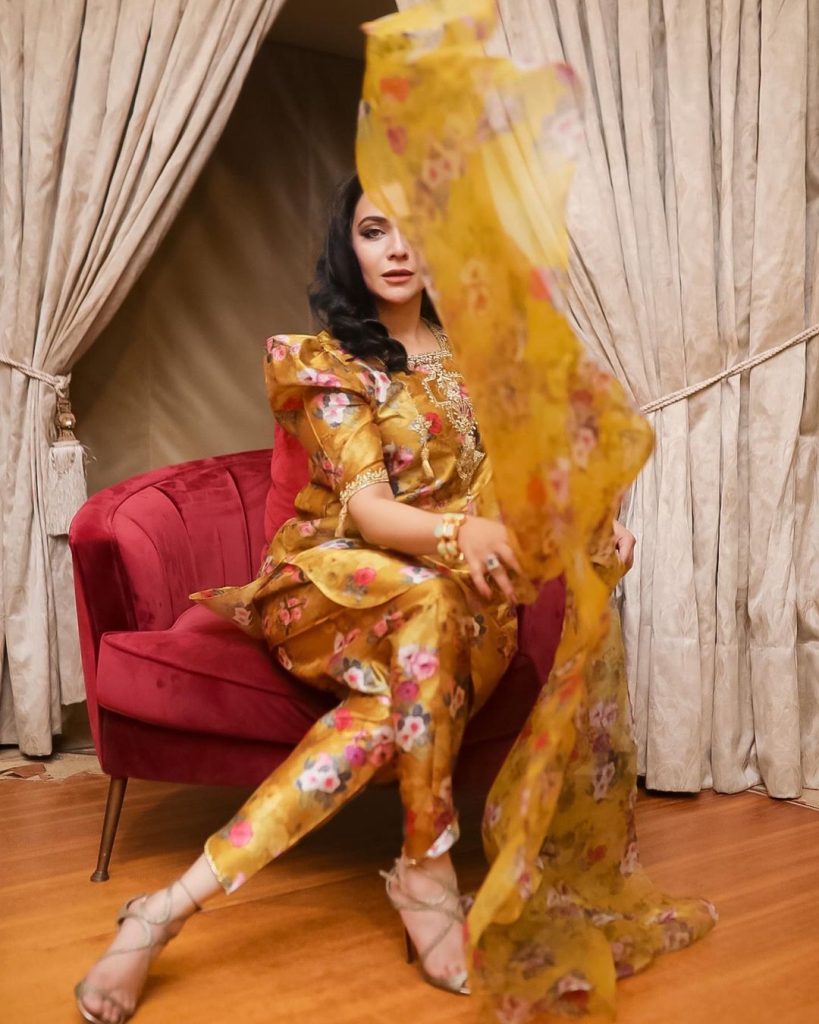 Humaima Malick Shows Off Her Style Game in 70s Style Floral Separates ...