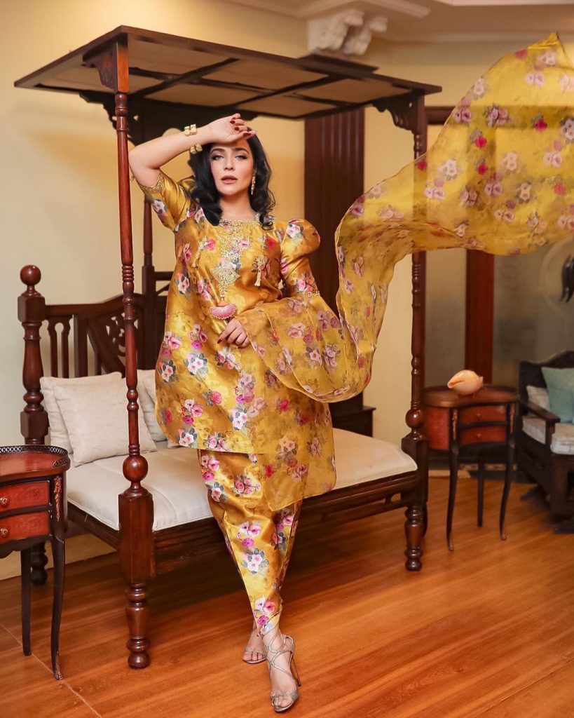 Humaima Malick Shows Off Her Style Game in 70s Style Floral Separates ...