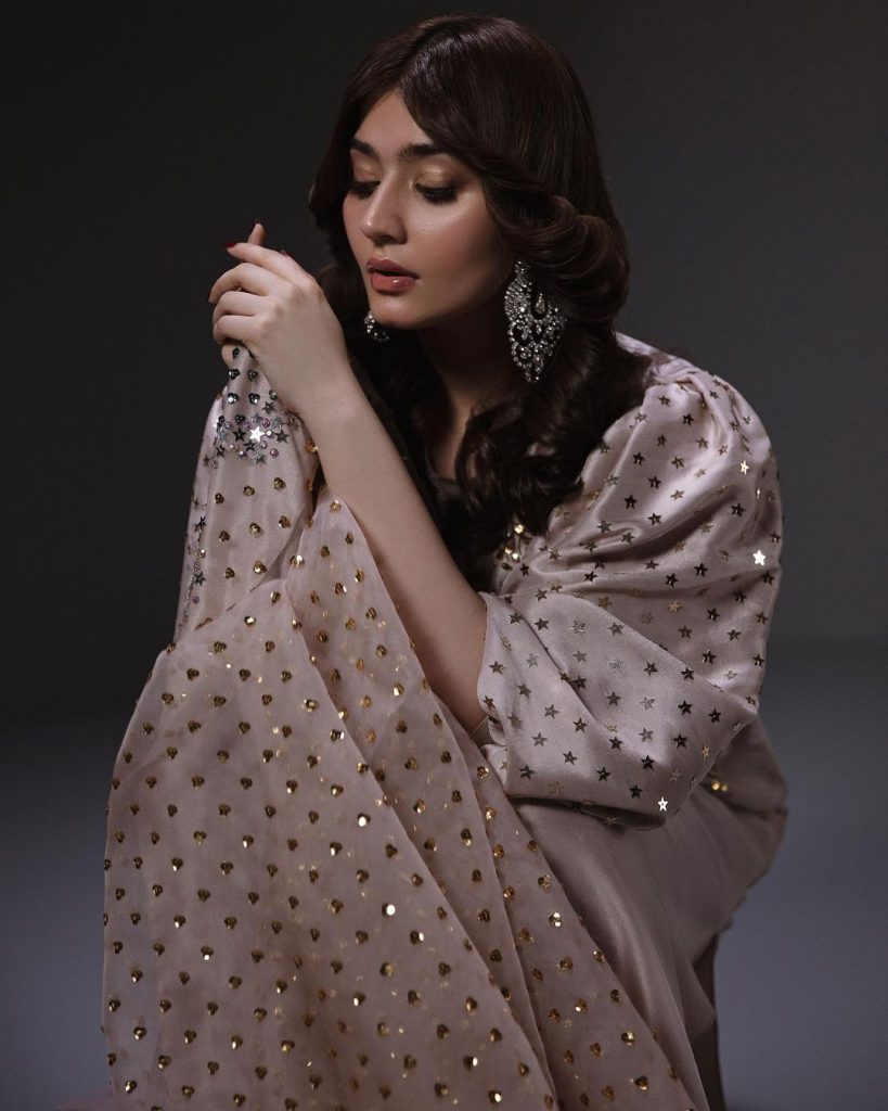 Dur-e-Fishan Looks Dreamy In Bottle Green Ethnic Wear - Lens
