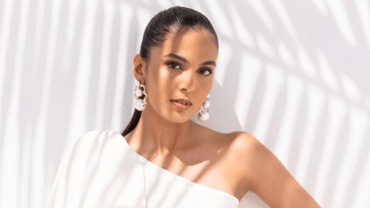 Model Mushk Kaleem Sizzles in Backless Festive Blouse - Lens