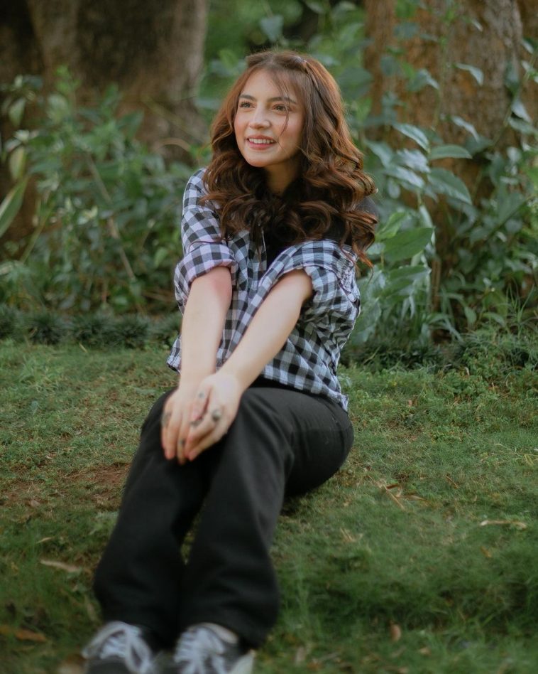 Pawri Girl Dananeer Mobeen Shows Off Her Fashion Game in Black Top and ...