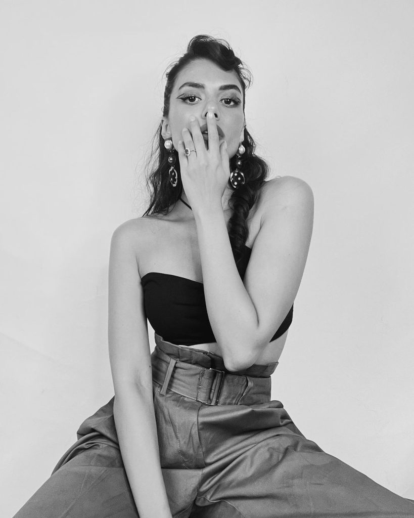 Zara Peerzada Sets the Temperature High With her Seductive Snaps - Lens