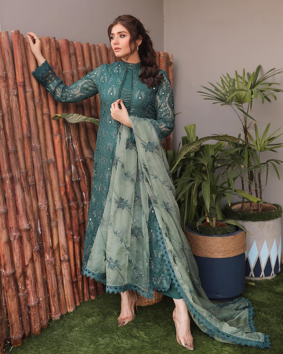 Dur-e-Fishan Looks Dreamy In Bottle Green Ethnic Wear - Lens