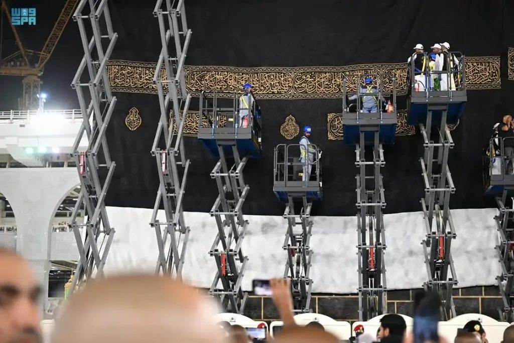 Kaaba's Kiswa Ceremoniously Changed on First Day of Muharram - Lens