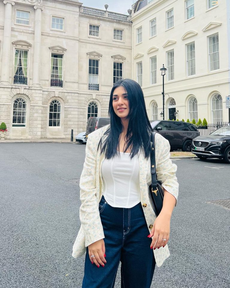Celeb Sisters Sarah, Noor, and Aisha Zafar Khan Unite in London After a ...
